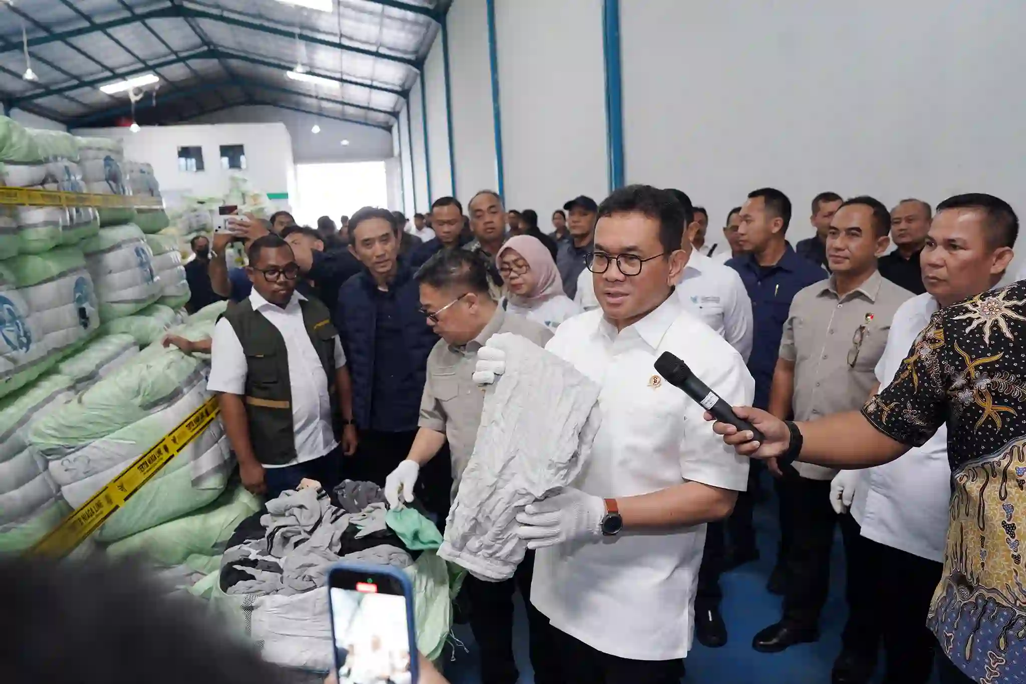 Kemendag BIN dan BAIS TNI Bongkar Impor Pakaian Bekas - GETI Media